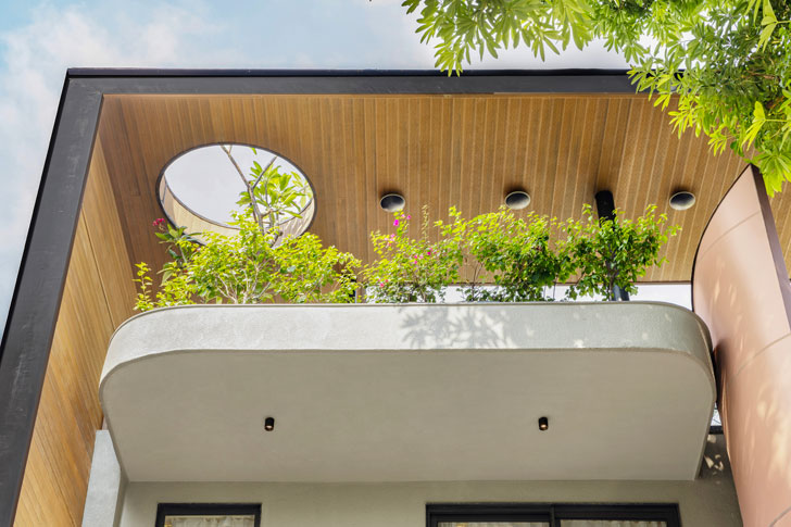 Of Zinc Walls and Courtyards: A Home that Evolves with Time| Studio ...